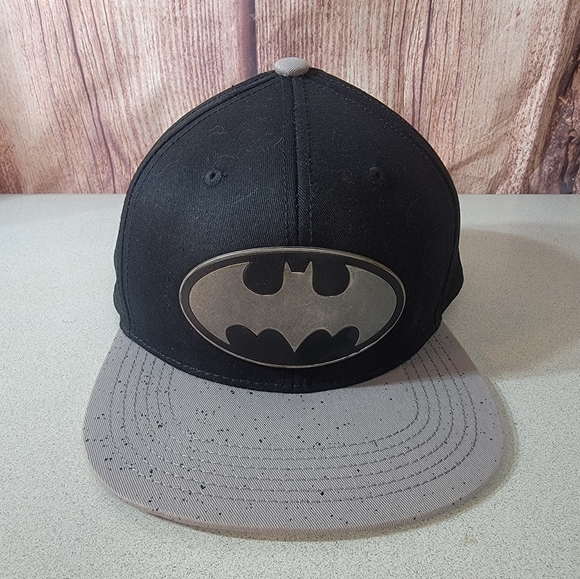 Batman | Accessories | Dc Comics Batman Snap Back Hat With Metal Emblem ...